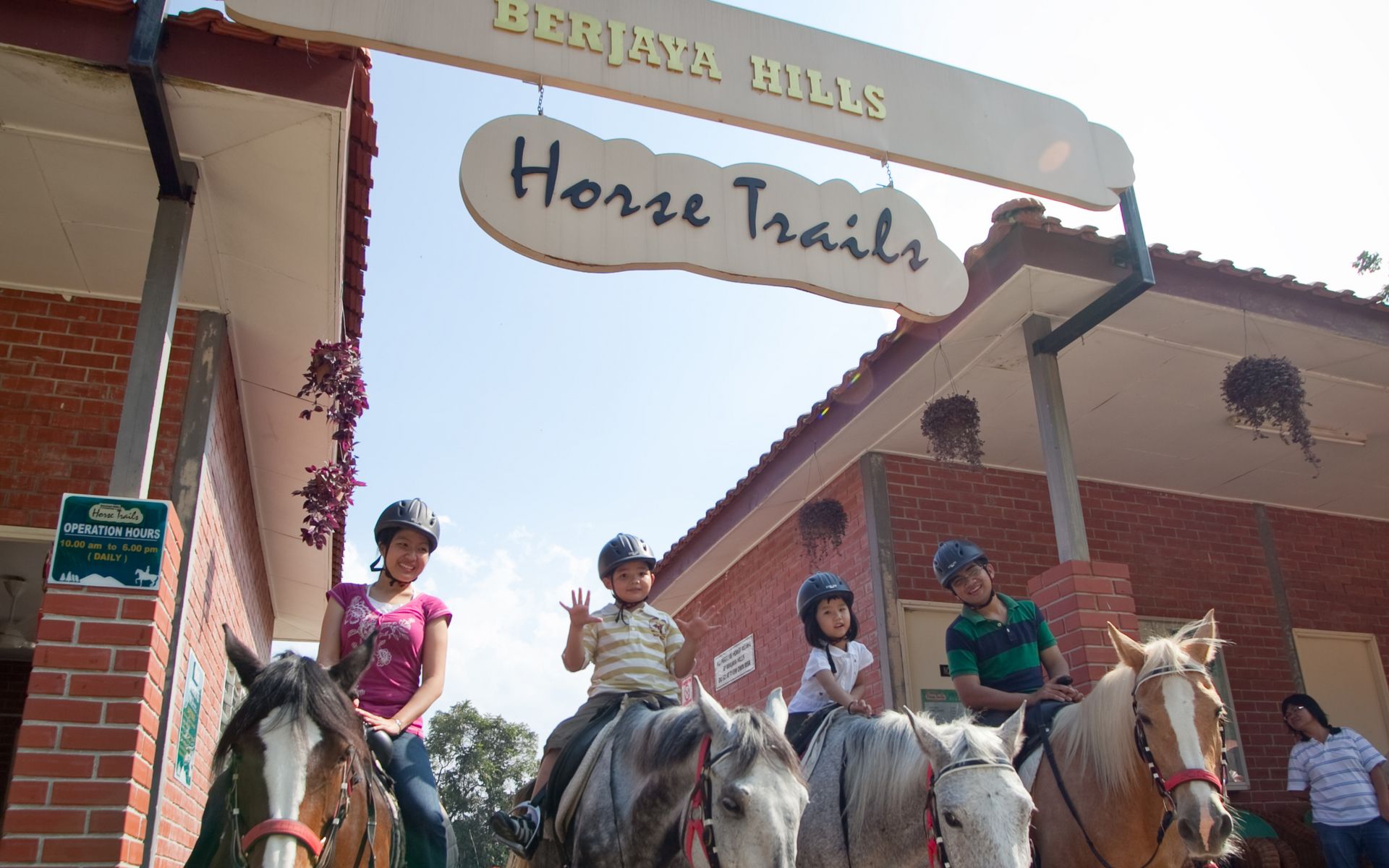 Attractions / Horse Trails - Colmar Tropicale Resort